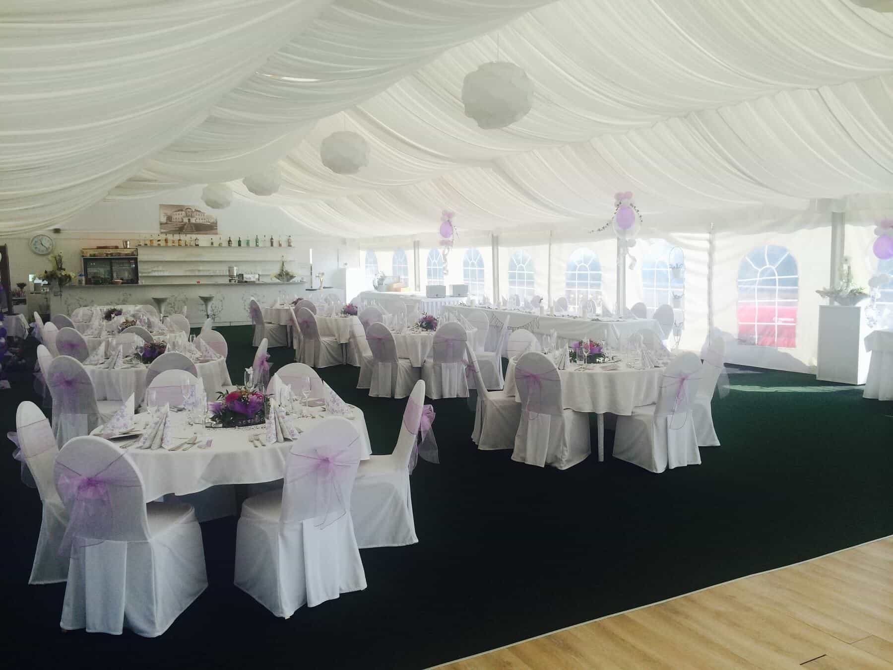 Svatební hostina do fialova - Svět svateb.cz